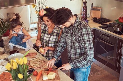 厨房高清图片 可爱的小女孩和她美丽的父母在家里的厨房做饭时准备披萨。 人像图片免费下载 格式 编号53120266 千图网