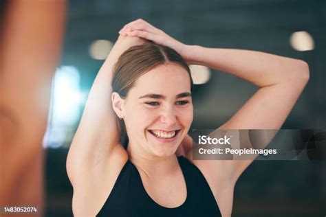 여자 스트레칭 운동 수영 선수 팔 운동 선수는 미소를 짓고 스포츠를 위한 신체 훈련을 시작합니다 활동적인 라이프 스타일 행복 및 운동과 경쟁적인 스포츠에서의 운동 건강 및