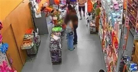 쇼핑 중 뒷주머니 휴대전화 ‘펑 여성 고객 혼비백산