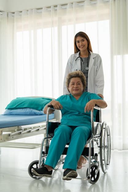 Retrato De Una Joven Sonriente Foto Premium