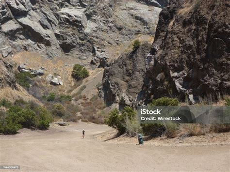 절벽으로 둘러싸인 길을 걷는 여자 브론슨 캐년 로스 앤젤레스 미국 건조한에 대한 스톡 사진 및 기타 이미지 건조한 관광