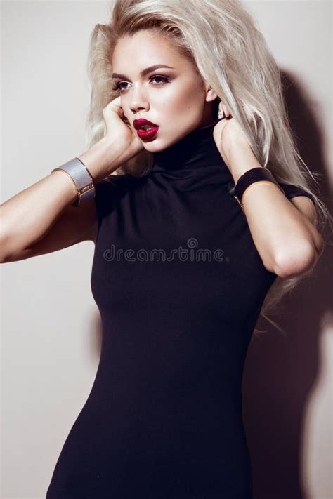 Sch Nes Sexy Blondes M Dchen Mit Den Sinnlichen Lippen Modehaar N Gel Der Schwarzen Kunst