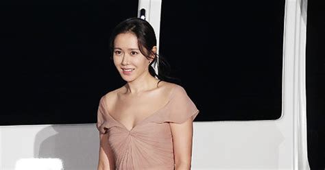 [포토엔]여신강림 손예진 하늘하늘 누드톤 드레스로 레드카펫 청룡영화제