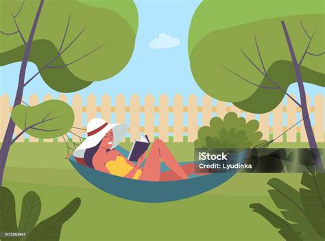 모자를 쓴 소녀는 누워서 해먹에서 책을 읽고 있다 젊은 여자가 일광욕을 하고 있다 나무 사이에 해먹 뒤뜰 장면입니다 관광 리조트에 대한 스톡 벡터 아트 및 기타 이미지