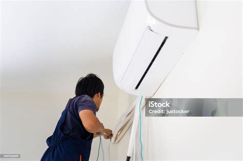 에어컨 장치를 수리하는 수리공 고객 집에 에어컨을 설치하는 기술자 유지 보수 및 수리 개념 아시아인에 대한 스톡 사진 및 기타