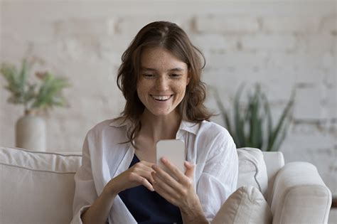예쁜 여자는 스마트 폰 화면 미소를 보며 즐거운 Sms를 읽습니다 25 29세에 대한 스톡 사진 및 기타 이미지 25 29세 가상 이벤트 가정 생활 Istock