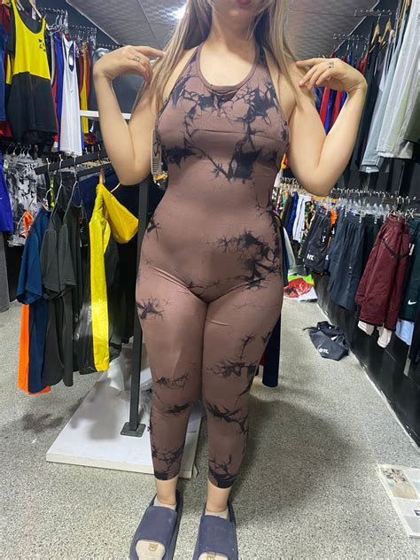 فلشینگ با صاحب مغازه با لباس ورزشیرونمایی ممه های باران