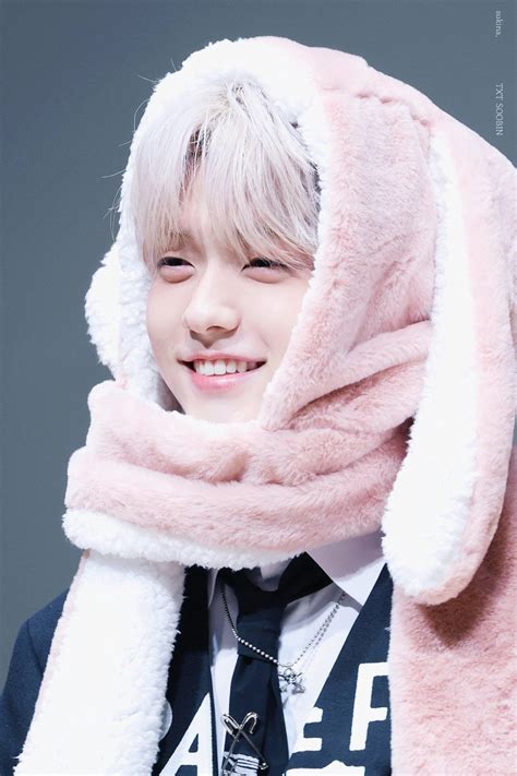 아이돌 이슈 수상할 정도로 말랑폭신한 아이템이 잘 어울리는 키 185cm의 투바투 수빈 