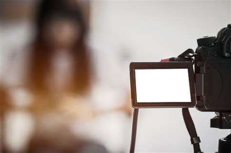 비디오 저널리스트 또는 Coutomer 배경에 대 한 빈 삽입을 모의 광고 복사 공간 텍스트 메시지 또는 선전용 내용에 대 한 Lcd 화면 빈 카메라 기자 관광에 대한 스톡