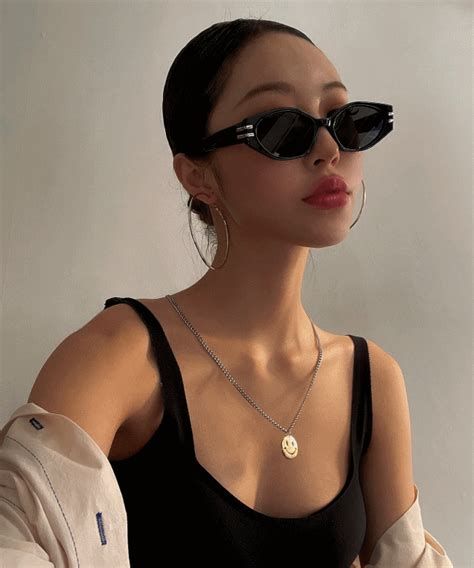 [광대 사각턱 커버 강추] Unisex 고급 메탈 스퀘어 라인 선글라스 아이웨어 에이블리