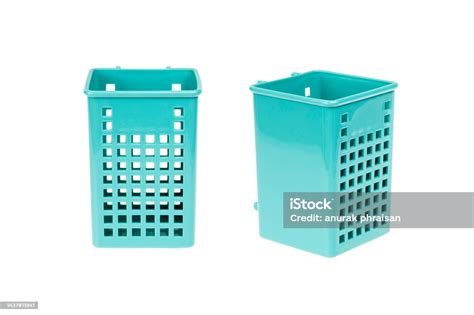 클리핑 경로가 있는 흰색 배경에 격리된 펜 연필 자 등을 위한 다양한 하늘색 플라스틱 바구니 모음 0명에 대한 스톡 사진 및