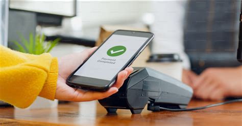 카페 레스토랑에서 Nfc 결제를 위해 스마트폰을 사용하는 고객 비현금 비접촉식 기술 및 송금 개념 사진 Unsplash의