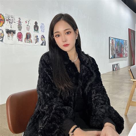 하연 요즘 외출 전 홈케어 필수템 소개해드려요💖 보습 잘 채워줘도 찬 바람만 불면 화장뜨고 얼굴따가운 민감피부인데 세안 후에 모공패드로 각질케어보습진정시키고 머리