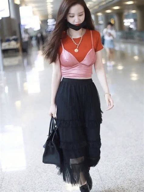 张萌穿衣可真胆大， 内衣外穿”走机场也不尴尬 搜狐大视野 搜狐新闻