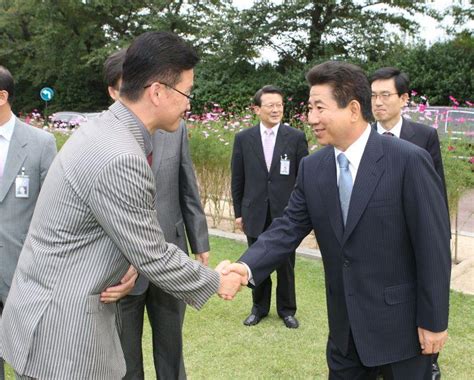 노무현사료관 [남북정상회담 관련 기자간담회에서 참석자들과 악수하는 노무현 대통령]