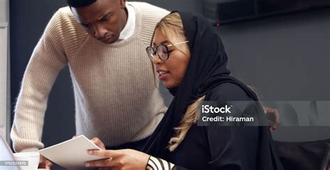 무슬림 여성 기업 프로젝트 전략을 위한 보고서와 팀워크를 가진 사람들 교육 도움 및 이슬람 직원이 회의에서 메모에 대해 공동 작업을 통해 남성 또는 파트너와 대화합니다 20