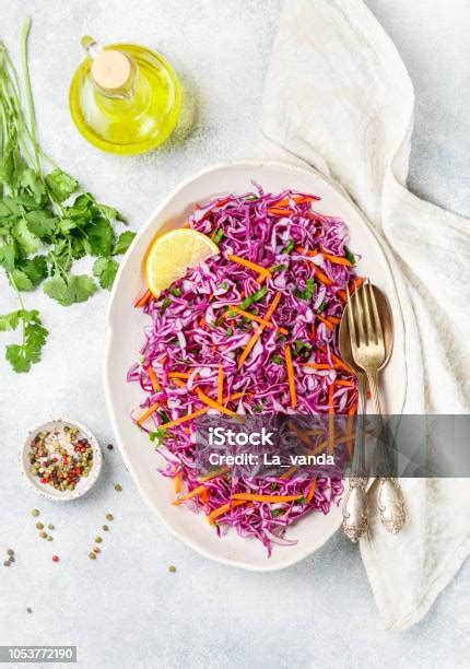 붉은 양배추와 당근 허브 그리고 올리브 오일과 레몬 주스 드레싱 샐러드 양배추 샐러드입니다 콜 양배추입니다 가벼운 채식 음식 0명에 대한 스톡 사진 및 기타 이미지 Istock