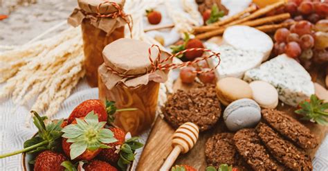 집 밖의 건강한 견과류 과일 꿀 꿀 국자 단 것 딸기 러스틱 레저 마카롱 맛 맛있는 목조 판자 미식가 밀 줄기 보울 비스킷 빵 사탕