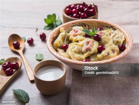 벚꽃만두를 준비하고 있습니다 피에로기 또는 피로히 바레니키 만들기 전통 러시아 요리 또는 우크라이나어 수제 바레니키 굴리기에 대한 스톡 사진 및 기타 이미지 Istock