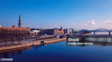 화창한 날에 다우가바 강과 리가의 유서 깊은 건축물의 경치를 감상하며 활기찬 도시와 잔잔한 바다를 강조합니다 0명에 대한 스톡 사진 및 기타 이미지 Istock
