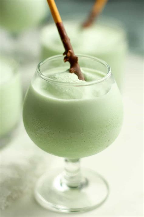 This Grasshopper Drink Recipe Combines Ice Cream Ice Cubes Creme De Menthe And Creme