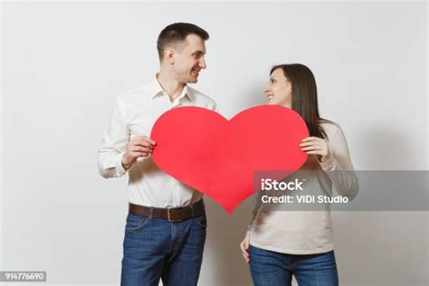 사랑에 빠진 커플입니다 흰색 배경에 고립 된 큰 붉은 마음으로 남녀 광고에 대 한 공간을 복사 합니다 와 텍스트에 대 한 장소 성 발렌타인의 날 국제 여성의 날 생일 휴가
