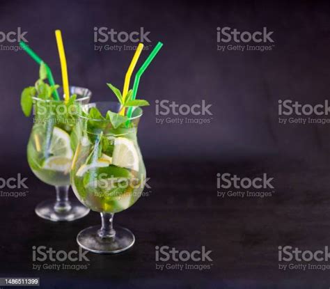 여름 민트 라임 상쾌한 칵테일 모히토와 검은 배경에 유리에 얼음이 있습니다 탄산 미네랄 워터와 레몬 음료용 유리 바 메뉴의 레모네이드 클래식 스파클 음료 0명에 대한 스톡