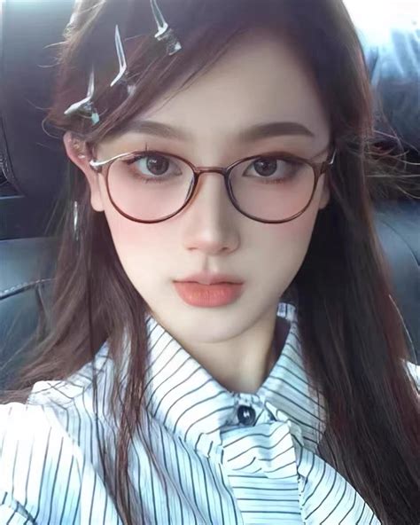 Gái Xinh Tóc Dài đeo Kính Khoe Nét đẹp Dịu Dàng Cuốn Hút