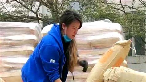 货车女司机不仅车技一流，连卸车都这么厉害，谁还敢说女子不如男汽车汽车周边好看视频