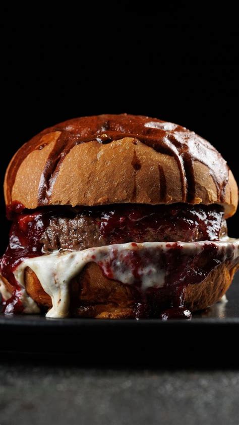 Будьте осторожны не все кто сегодня вам улыбается готовы поделиться сочным бургером «meat