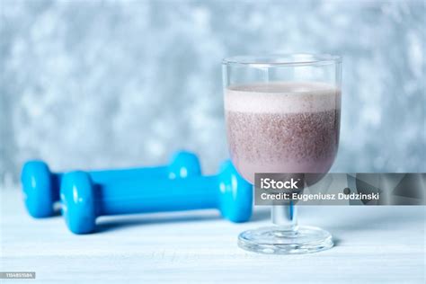 밀크와 블랙 커 런 트로 된 초콜릿 단백질 쉐이크 파란색 덤 벨 배경입니다 스포츠 영양 나무 배경입니다 복사 공간 0명에 대한 스톡 사진 및 기타 이미지 Istock