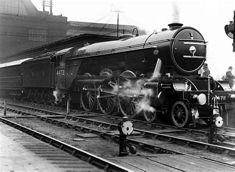 Lner A1 Class Steam Locomotive No 4472 1928 Old Photo 900 Picclick Au
