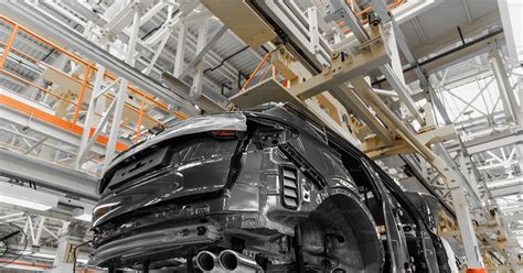 자동차 생산 라인의 사진 용접 차체 현대 자동차 조립 공장 자동차 산업 하이테크 공장의 내부 사진 Unsplash의 로봇 이미지