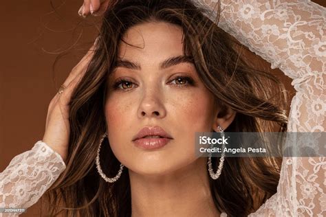 Красивый Портрет Крупным Планом Натуральной Женщины С Веснушками И Нежным Макияжем Смотрящей В