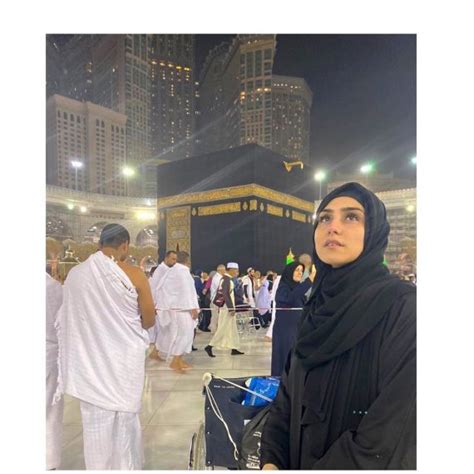 Singer Aima Baig Performed Umrah With Her Siblings Reviewit Pk
