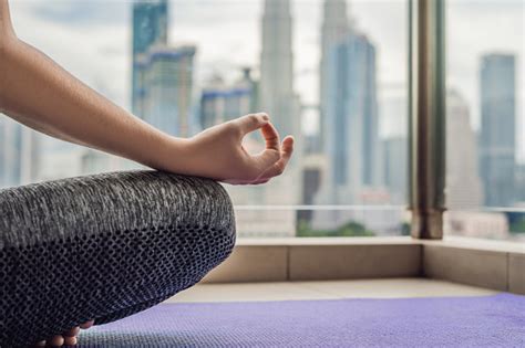 도시와 고층 빌딩의 탁 트인 전망과 함께 발코니에서 아침에 요가를 연습하는 젊은 여성 가냘픈에 대한 스톡 사진 및 기타 이미지 가냘픈 개념 건강한 생활방식 Istock