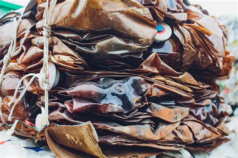 현대 폐기물 유해 처리 공장에서 플라스틱 압착 베일 별도의 가비지 수집 추가 처리를 위해 폐기물의 재활용 및 보관 폐기물의 선별