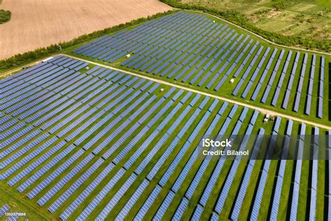 청정 생태 전기 에너지를 생산하기위한 태양 광 발전 패널의 많은 행과 큰 지속 가능한 전력 발전소의 공중 보기 제로 배출 개념재생 전기 가벼운에 대한 스톡 사진 및 기타