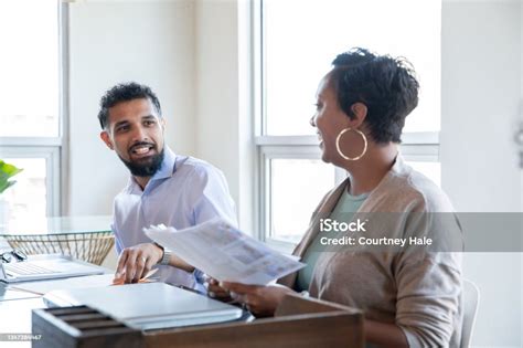 다양한 동료가 회의 또는 교육 수업 중에 프로젝트에 대해 논의합니다 연수생에 대한 스톡 사진 및 기타 이미지 연수생 25 29세 2명 Istock