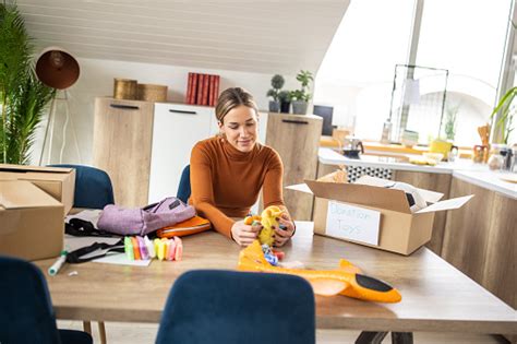 백인 젊은 여성 골판지 상자에 기부 할 장난감을 포장하는 자원 봉사자 20 24세에 대한 스톡 사진 및 기타 이미지 20 24세 가사 집안일 가정 생활 Istock