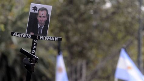 Las Fuentes De Plaza De Mayo Amanecieron Teñidas De Rojo En Memoria De Nisman Minuto Neuquen