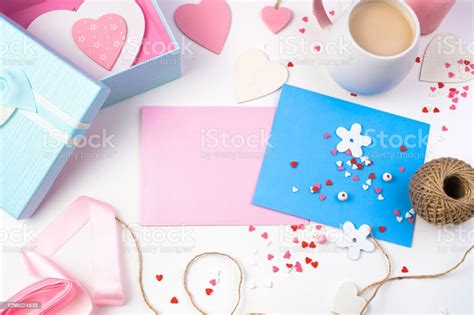 파스텔 핑크와 밝은 파란색 톤의 발렌타인 데이를위한 축제 로맨틱 한 배경 봉투 하트 가벼운 배경에 음료를 마시는 컵 0명에 대한 스톡 사진 및 기타 이미지 Istock