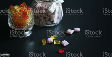 테이블에 꽃병에 마멀레이드 검은 배경에 그릇에 과자 어린이를위한 여러 가지 빛깔의 젤리 과자 과일에 대한 스톡 사진 및 기타