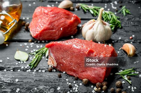 생고기 나무 보드에 향신료와 허브와 쇠고기의 슬라이스 조각 고기에 대한 스톡 사진 및 기타 이미지 고기 날것 단백질 Istock