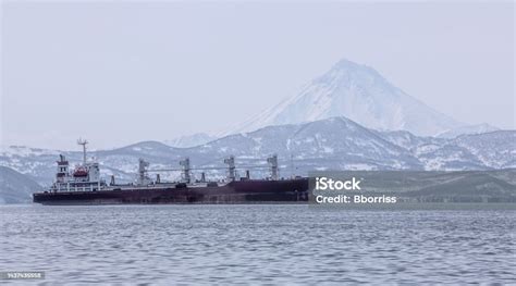 캄차카 반도 러시아페트로 파블로프 스크 캄차 츠키의 항구화산의 배경에 대한 길가의 선박 견학에 대한 스톡 사진 및 기타 이미지 Istock