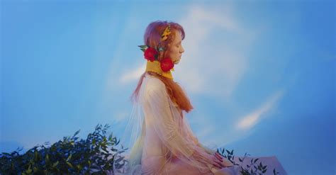 가벼운 고요한 고요함 균형 꽃 꽃무늬 꽃무늬 투구 내면의 평화 눈을 감다 독창성 마음 마음가짐 머리 명상 무릎 꿇게하다 부드러운 사람 색깔