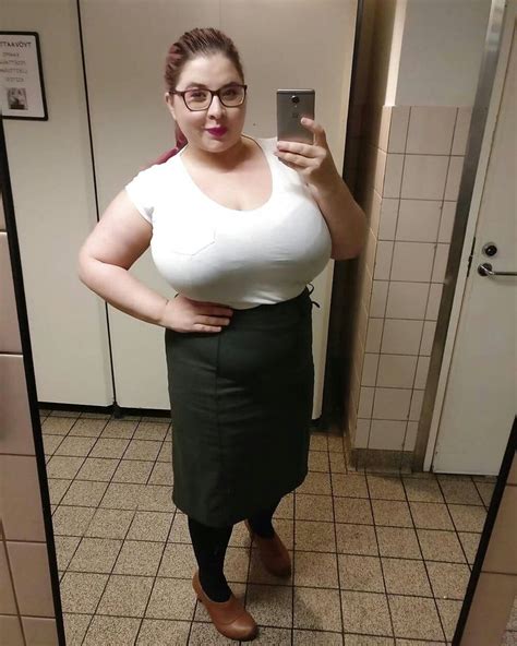 Pin På Busty Glasses