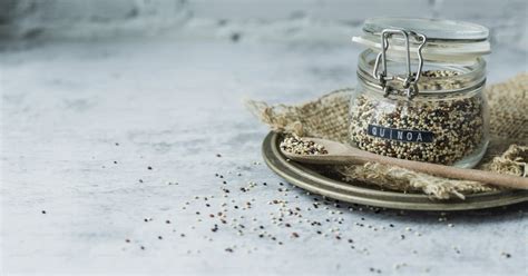 나무 숟가락 옆에 새의 씨앗이 담긴 유리병 사진 Unsplash의 장 건강을 위한 음식 이미지