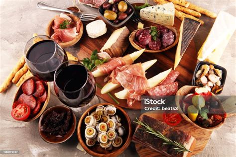 이탈리안 안티파스티 와인 스낵 세트 치즈 종류 지중해 올리브 해산물 샐러드 프로슈토 디 파르마 토마토 멸치 와인 잔 고기에 대한 스톡 사진 및 기타 이미지 Istock