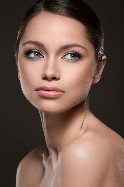 Belle Fille Avec Un Visage Parfait Photo Gratuite